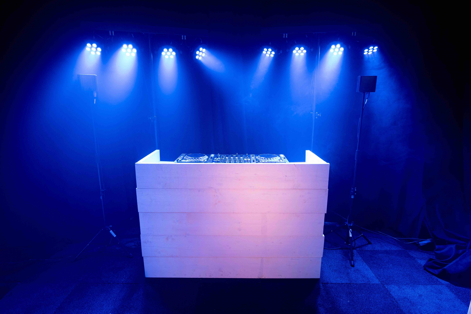 Curved Led DJ Booth Huren Met Ingebouwde Lichtshow