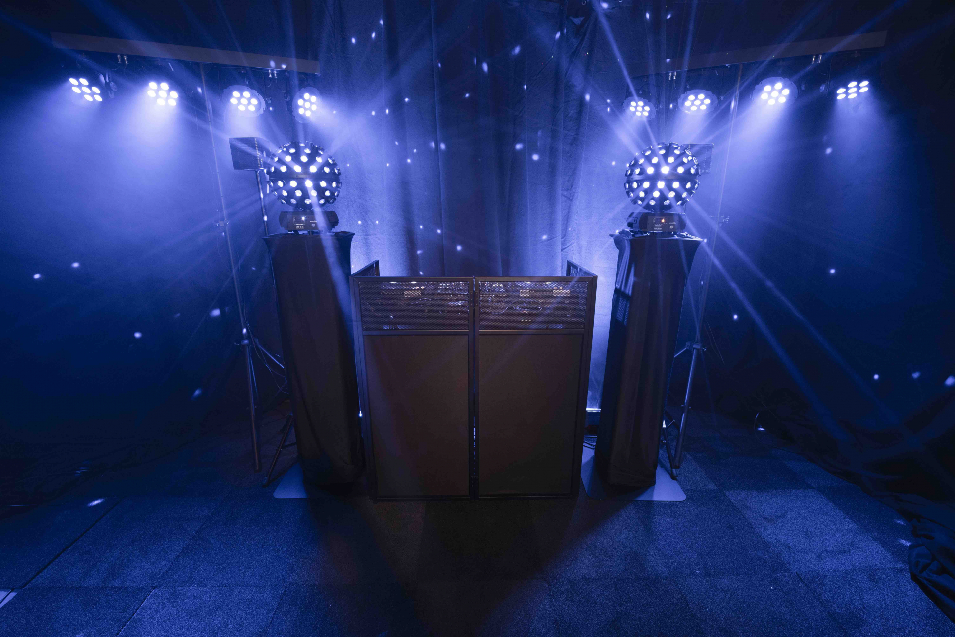 Curved DJ Booth Set Huren Met Ingebouwde Lichtshow | Djunes